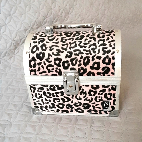 Caboodles | Bags | Caboodles Pink Blush Velvet And Metal Makeup ...